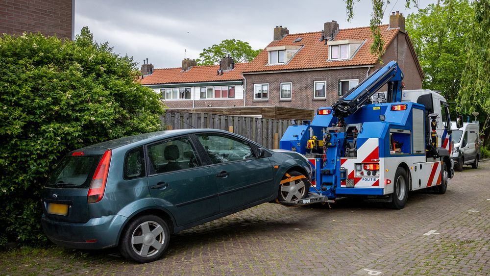 Politie haalt vernielde auto Vlaardingse pleegouders weg; stalen platen voor ramen en deuren ...