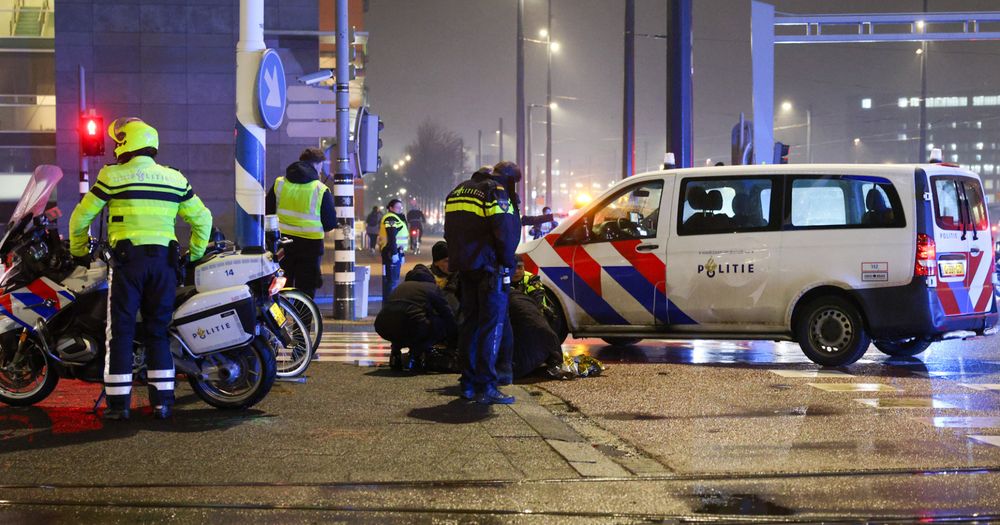 Motoragent schept fietser, vrouw gecontroleerd in ambulance - Rijnmond