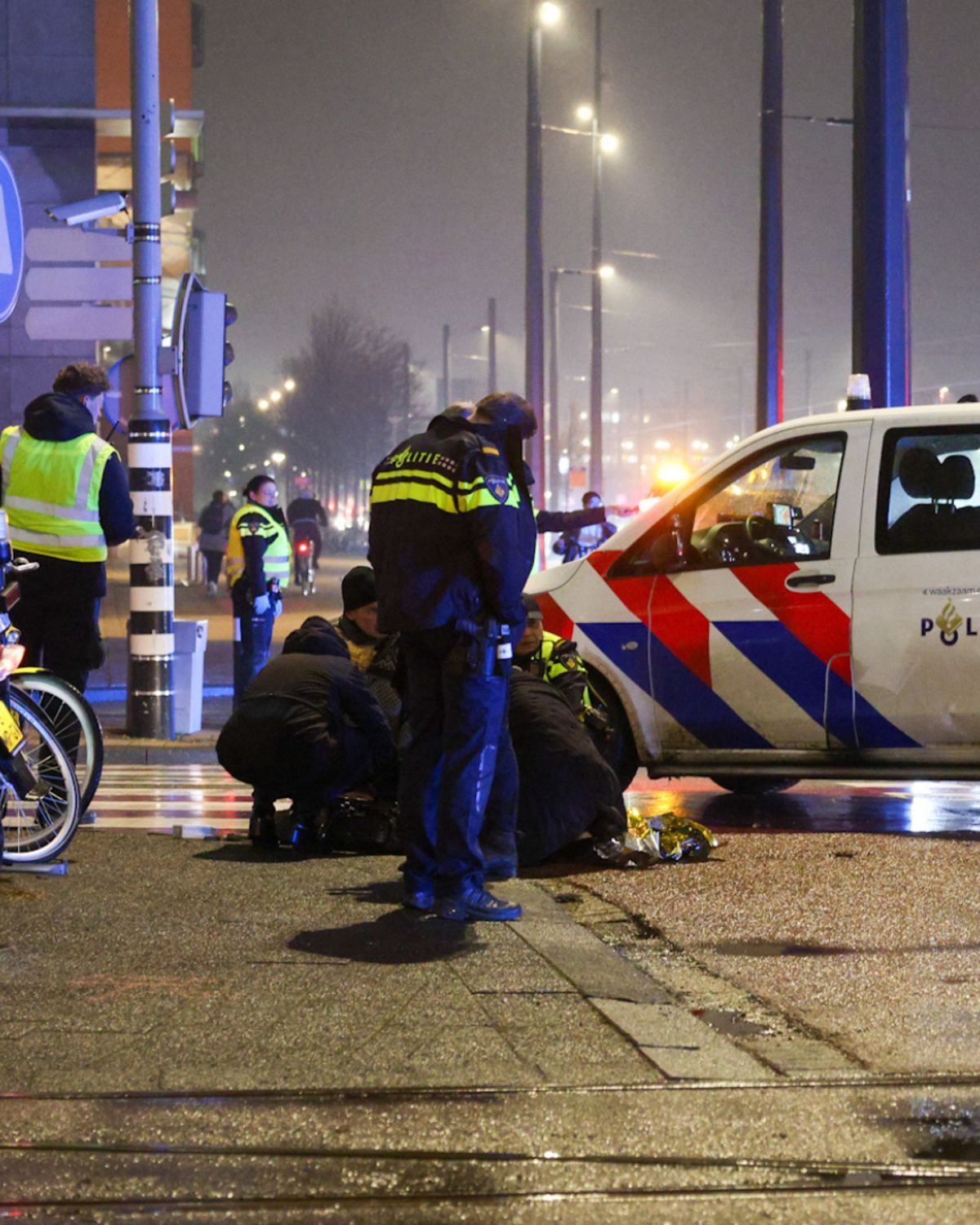 Motoragent schept fietser, vrouw gecontroleerd in ambulance - Rijnmond