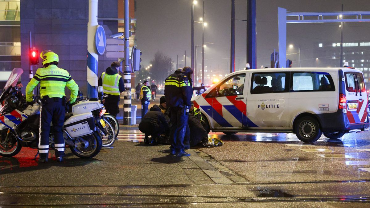 Motoragent schept fietser, vrouw gecontroleerd in ambulance - Rijnmond