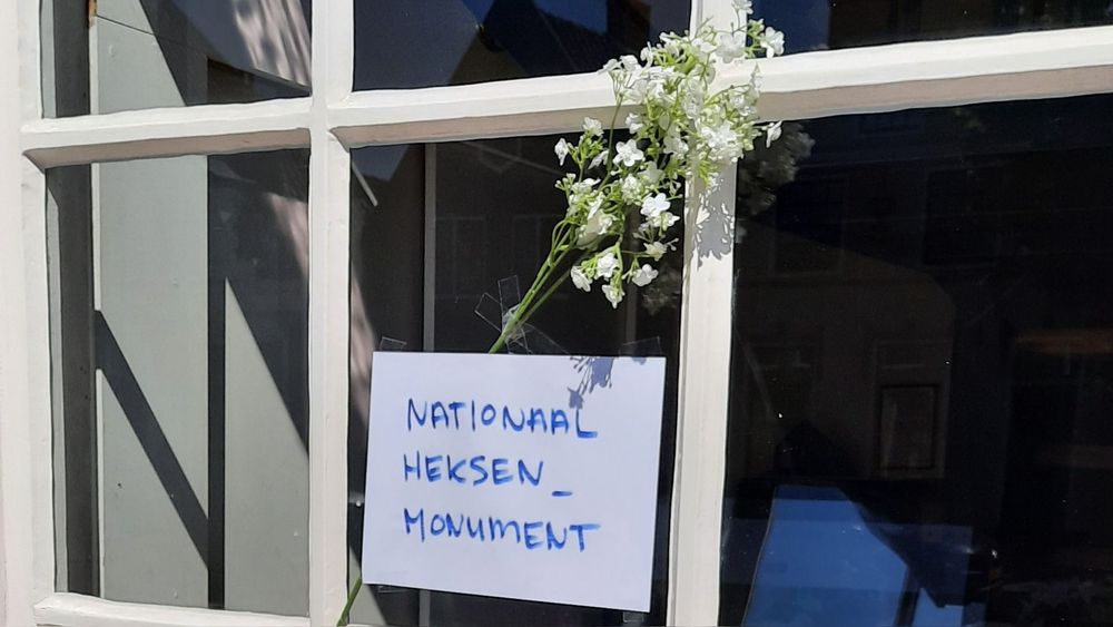 Witte bloemen voor verbrande 'heksen', ook in Sneek - Omrop Fryslân