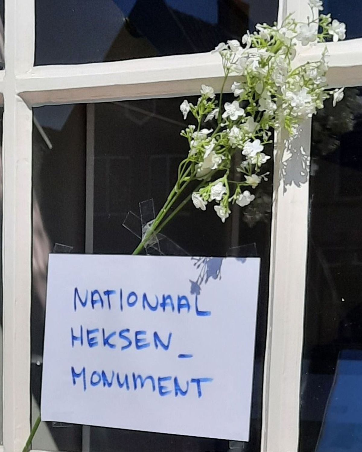 Witte bloemen voor verbrande 'heksen', ook in Sneek - Omrop Fryslân