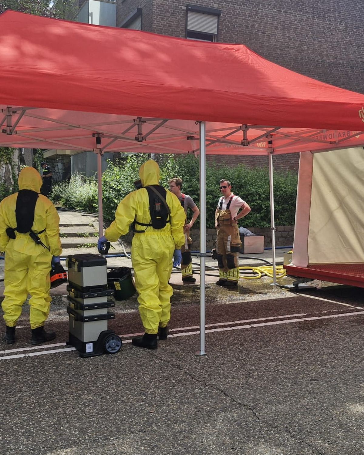 EOD onderzoekt onbekende stof bij ontruimd pand in Landgraaf: één aanhouding - L1 Nieuws