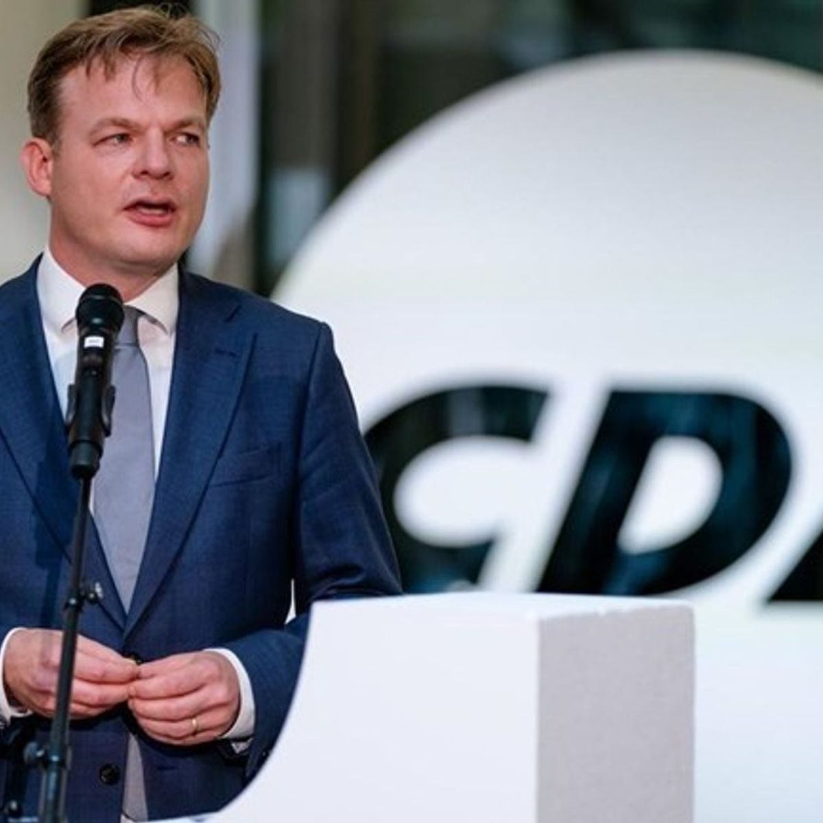 Veel bijval voor Kamerlid Omtzigt; honderden kaarten en bloemen naar ...