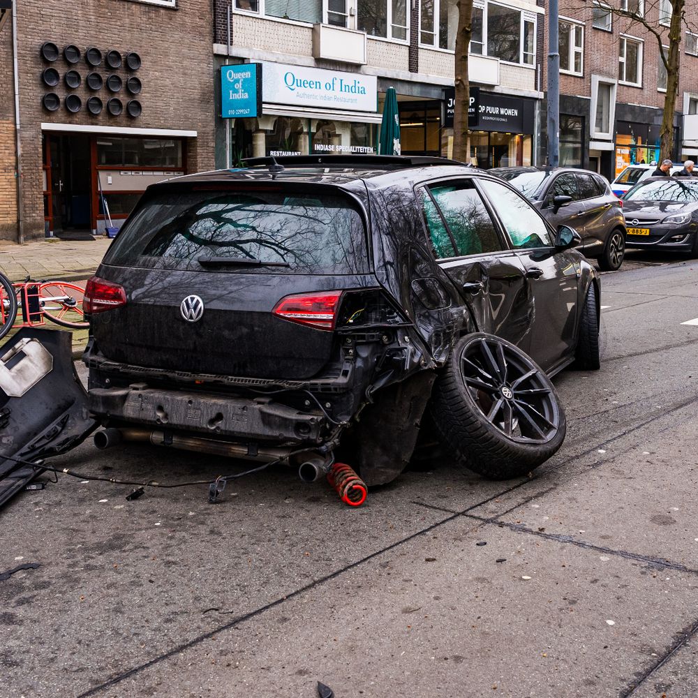 Hekjes, paaltjes en auto's geramd: bestuurder crasht bij mogelijke ...
