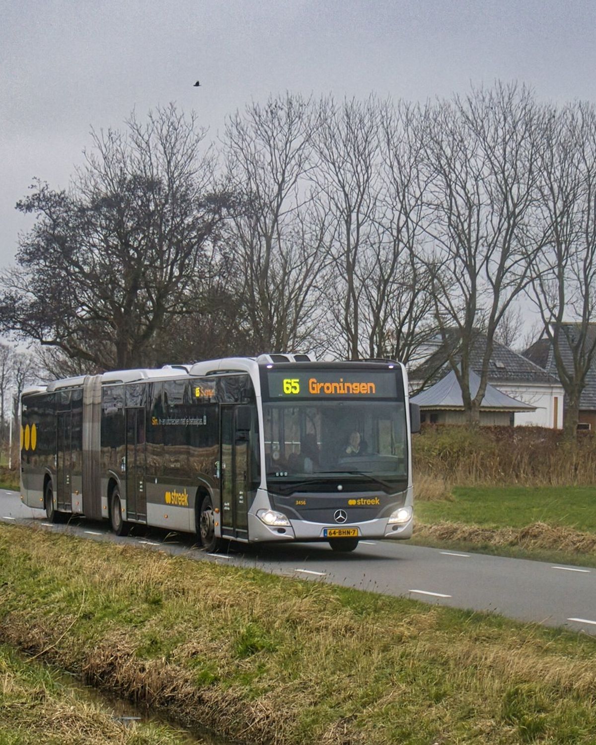 Bus 65 blijft toch door Ulrum rijden: 'Totdat er een veilige oversteek ...