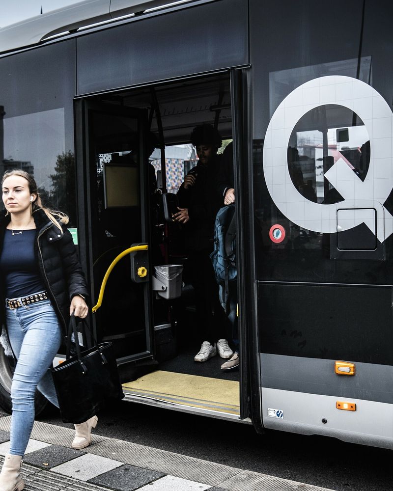 Nieuwe bus tussen Groningen en Assen verkort reistijd scholieren met ...