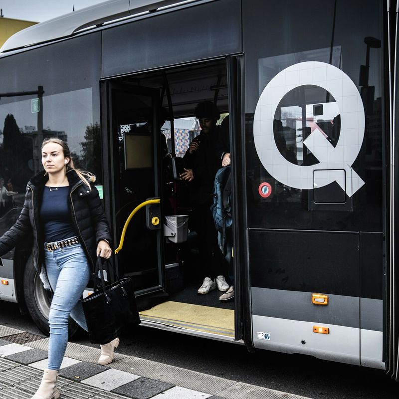Nieuwe bus tussen Groningen en Assen verkort reistijd scholieren met ...