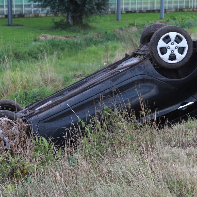 Auto slaat over de kop door botsing bij Nieuw-Amsterdam - RTV Drenthe