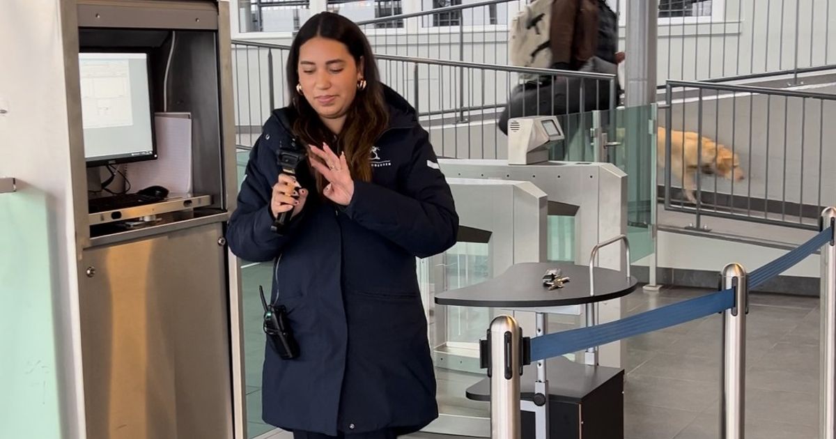 Langere wachttiden: Doeksen moat mei de hân ynchecke troch brân - Omrop ...