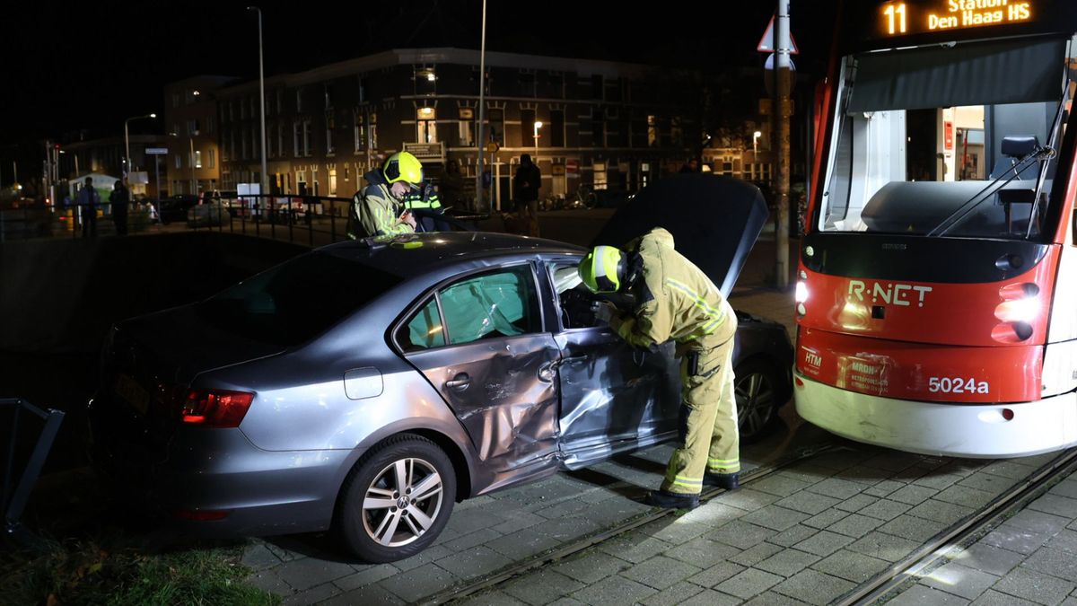 112-nieuws | Botsing tussen auto en tram - Gewonden bij explosie op recreatieboot - Omroep West