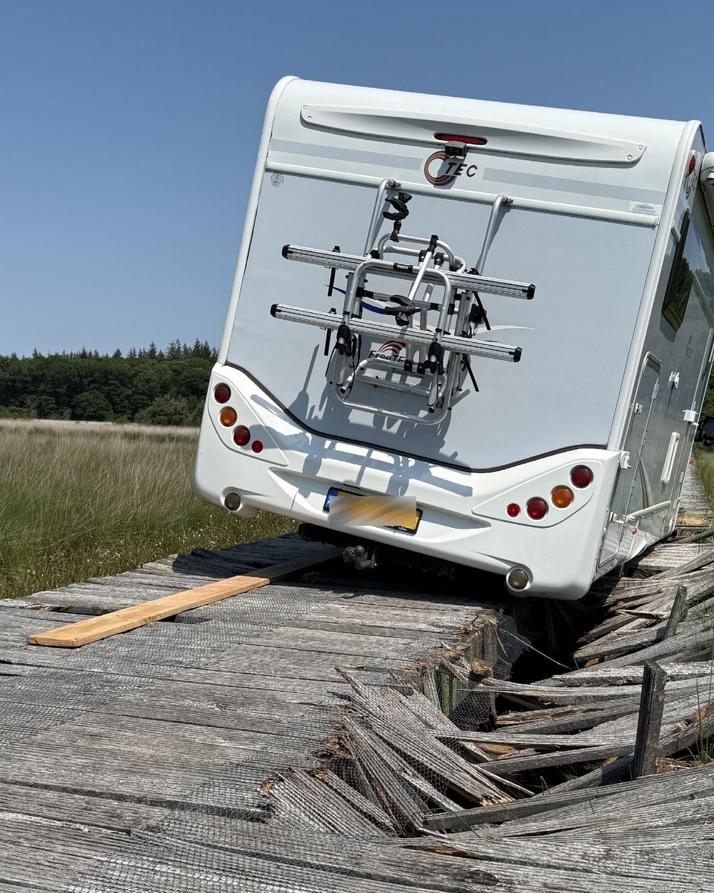 Camperaars zakken door vlonderpad Grolloërveen en krijgen boete: 'Heel ...