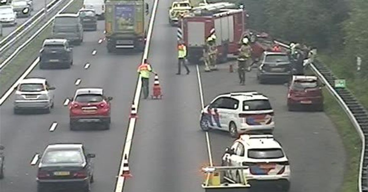 Vertraging op A2 vanwege ongeval bij Roosteren - L1 Nieuws