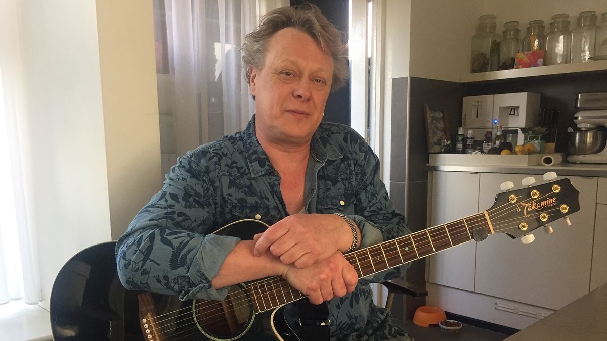 Alex Luttjeboer zingt na veertig jaar in het Gronings - RTV Noord