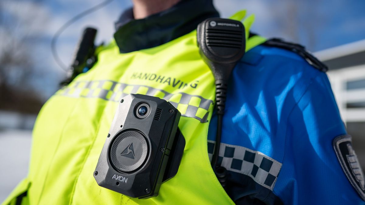 Handhavers in Nieuwegein blijven voorlopig met bodycam lopen - RTV Utrecht