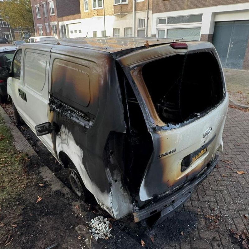 Flinke schade aan bestelbusje na brand in Geleen - L1 Nieuws