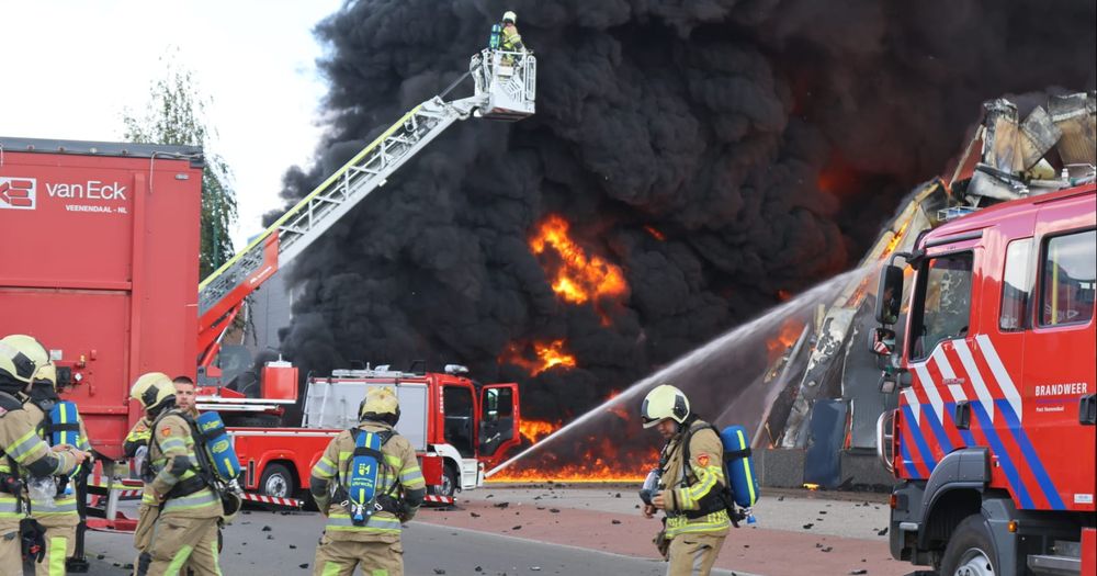 Grote brand verwoest bedrijfspand Veenendaal, deel bedrijventerrein blijft afgesloten - RTV Utrecht