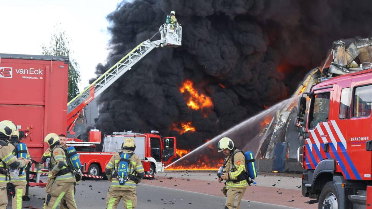 Grote brand verwoest bedrijfspand Veenendaal, deel bedrijventerrein blijft afgesloten - RTV Utrecht