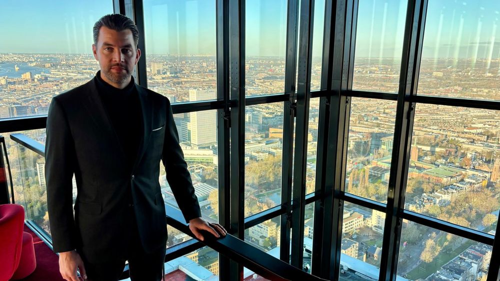 Op hemelse hoogte genieten in nieuwe skybar: zo zag je Rotterdam nog ...