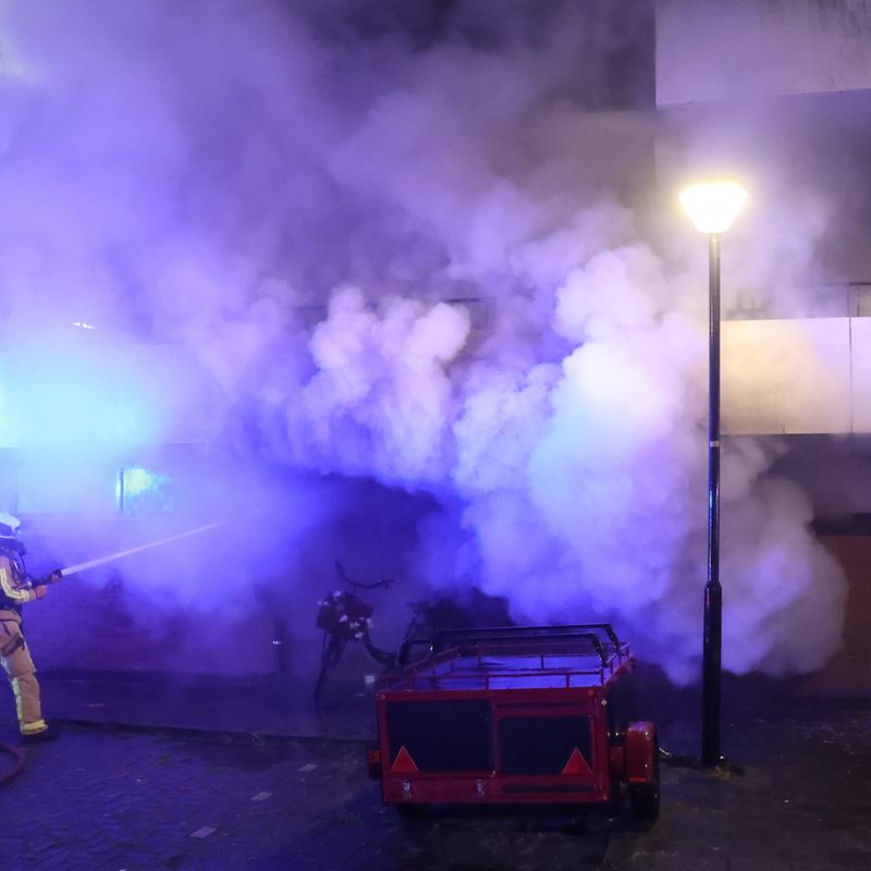 Veel rook bij brand onder flatgebouw - Omroep West