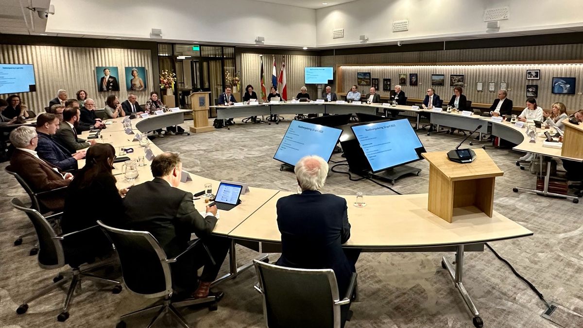 Burgemeester Leusden reikt omwonenden de hand over azc Speelkamp ...