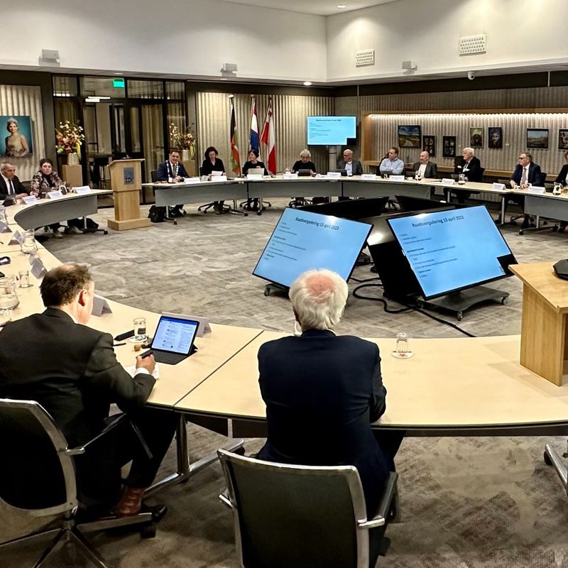 Burgemeester Leusden reikt omwonenden de hand over azc Speelkamp ...