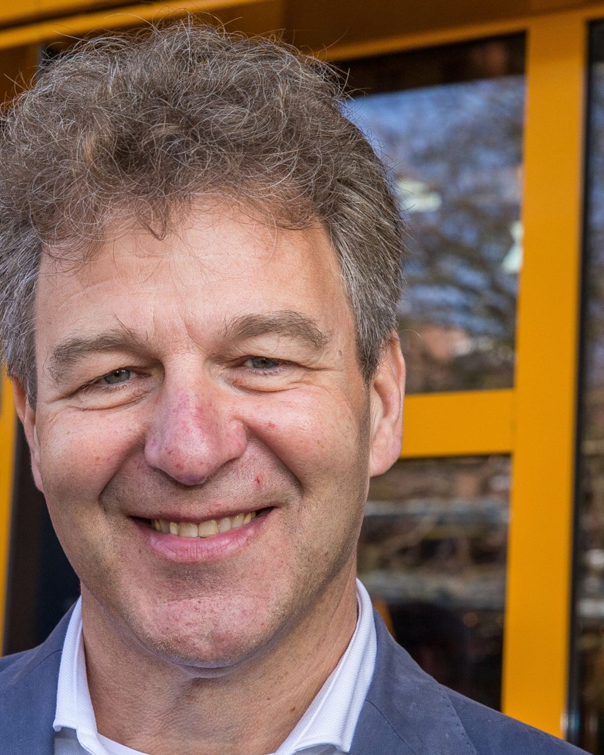 Acteur van Ernst en Bobbie per ongeluk te zien bij overlijdensbericht ...