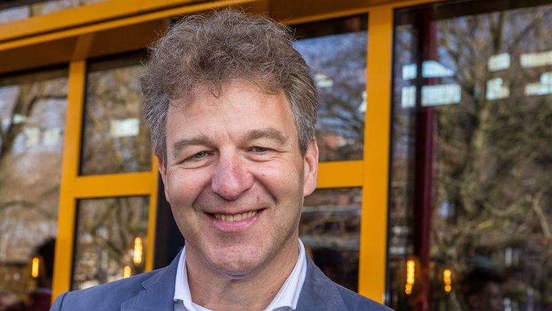 Acteur van Ernst en Bobbie per ongeluk te zien bij overlijdensbericht ...