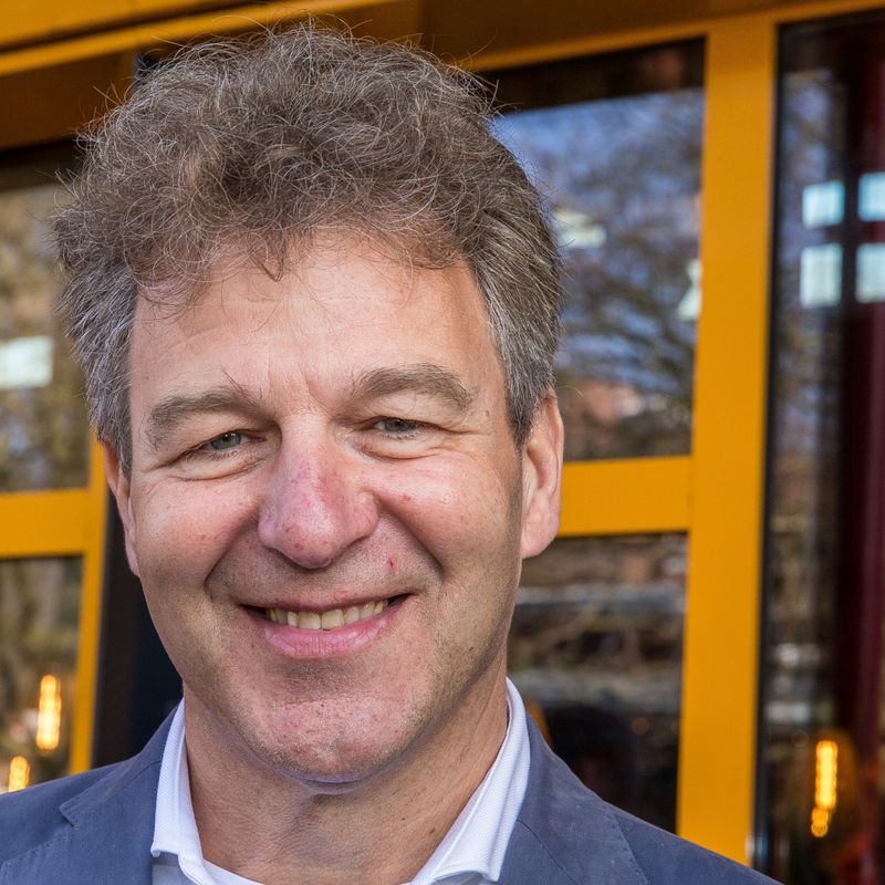 Acteur van Ernst en Bobbie per ongeluk te zien bij overlijdensbericht ...