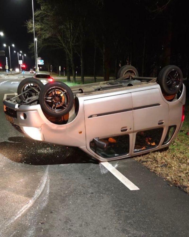 Bestuurder verliest controle, auto op de kop - Omroep Gelderland