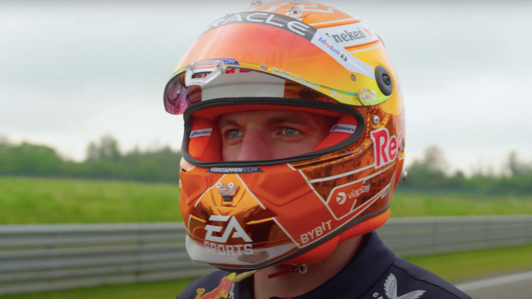 Verstappen presenteert speciale oranje helm - L1 Nieuws