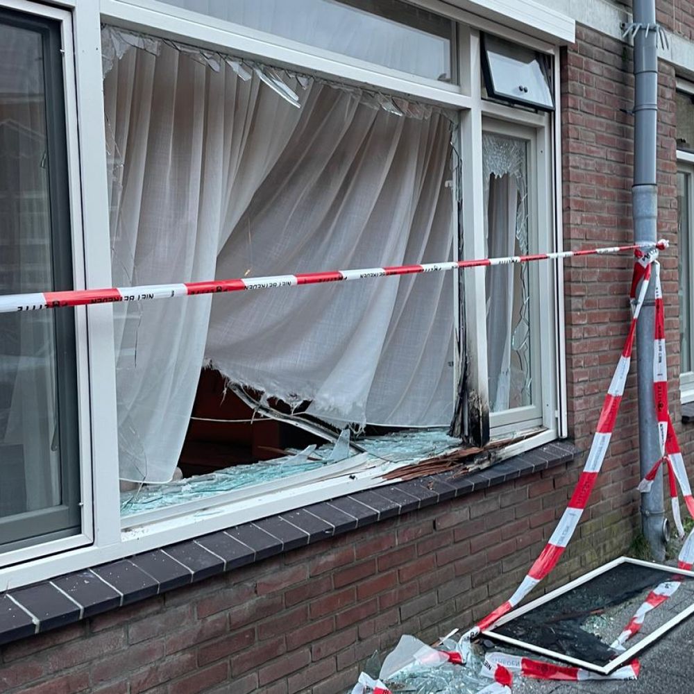 Ruiten en kozijn eruit geblazen bij explosie huis: 'Het is binnen één ...