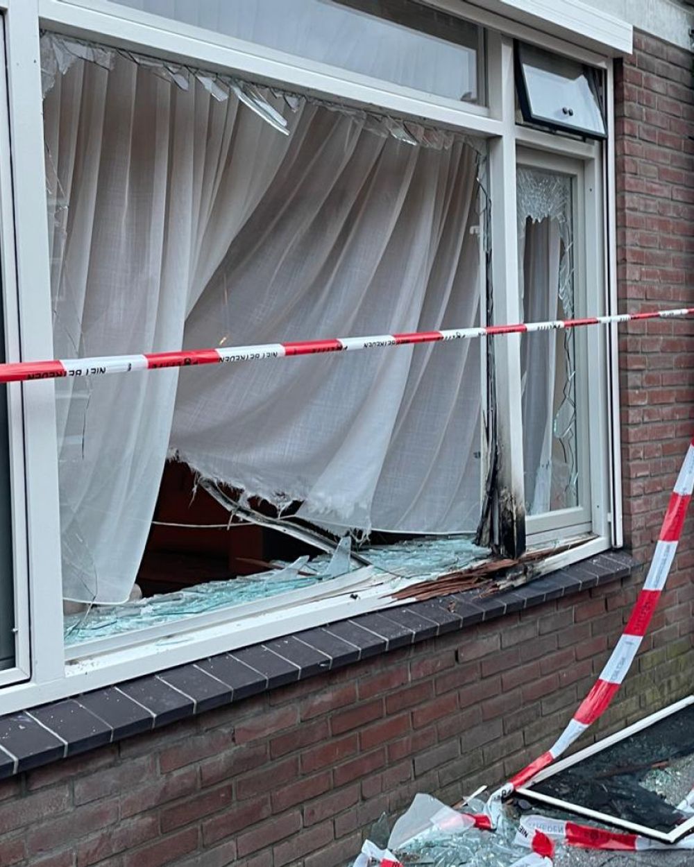Ruiten en kozijn eruit geblazen bij explosie huis: 'Het is binnen één ...