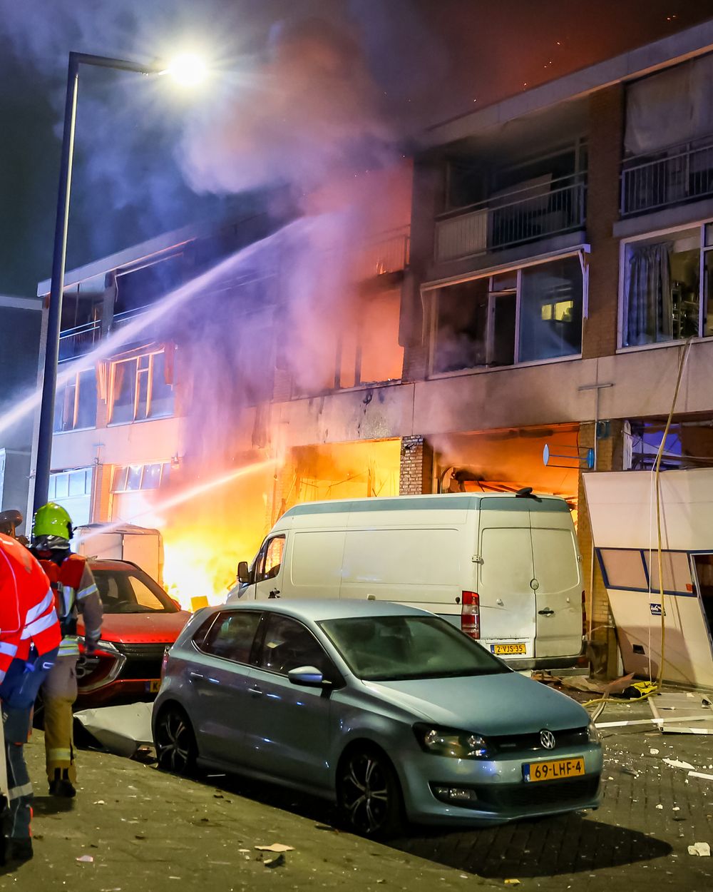 Man die bij explosie door het plafond in vlammenzee Schammenkamp viel ... Man die bij explosie door het plafond in vlammenzee Schammenkamp viel ...