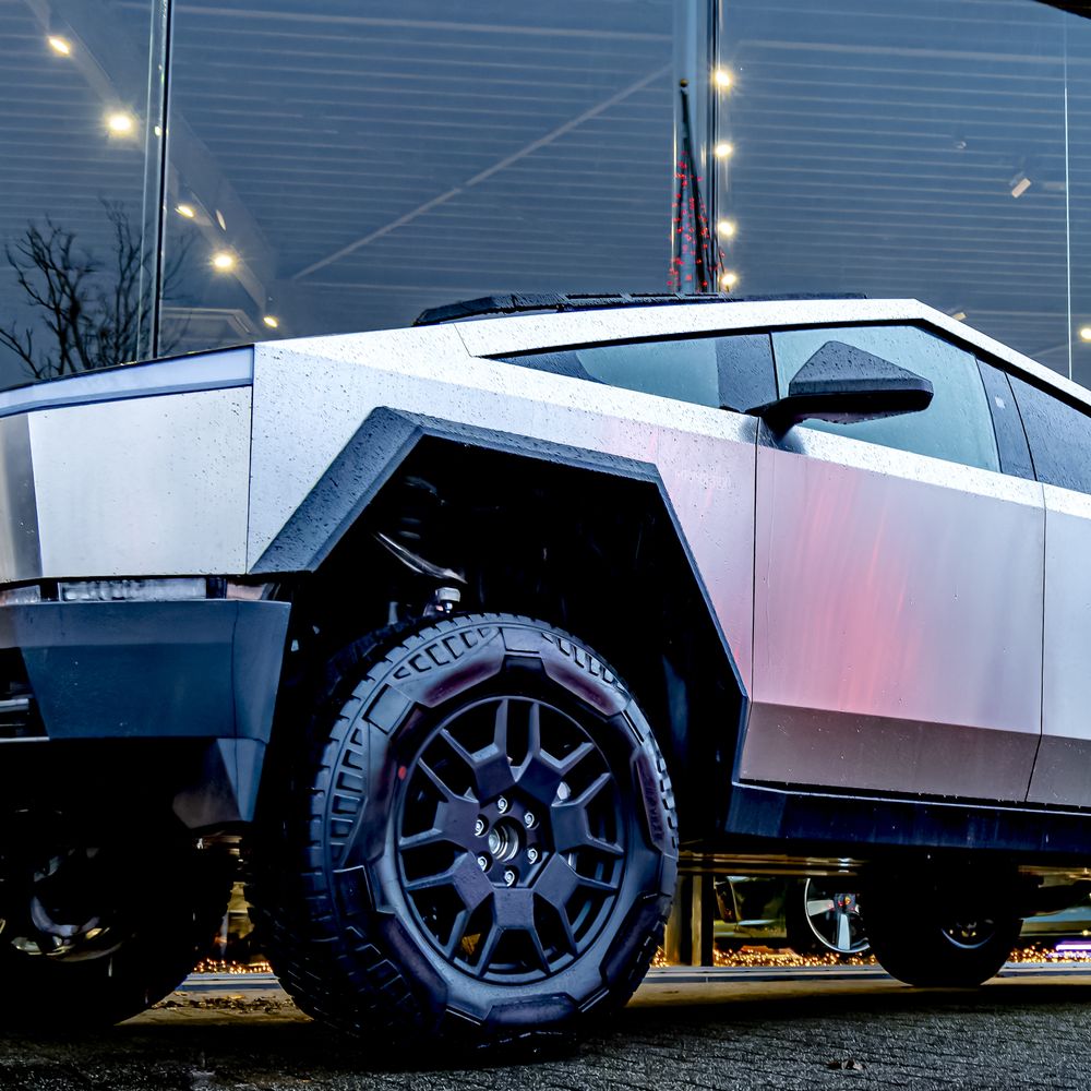 Eerste Tesla Cybertruck naar Limburg: nieuwe eigenaar vindt 'm ...