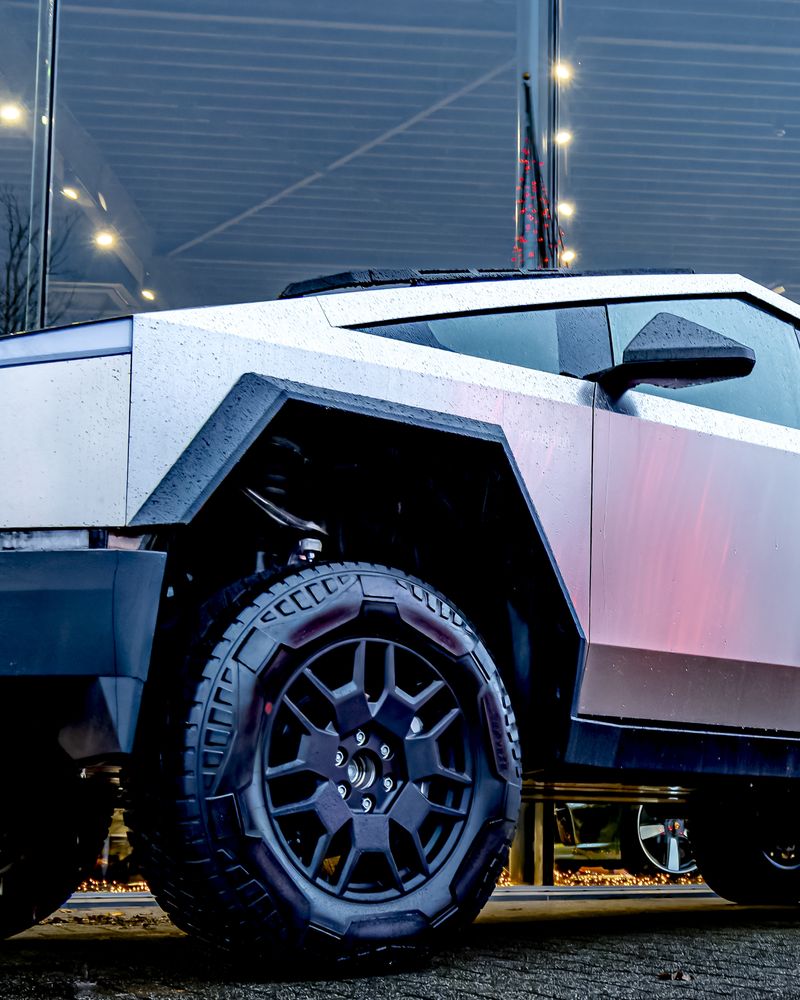 Eerste Tesla Cybertruck naar Limburg: nieuwe eigenaar vindt 'm ...