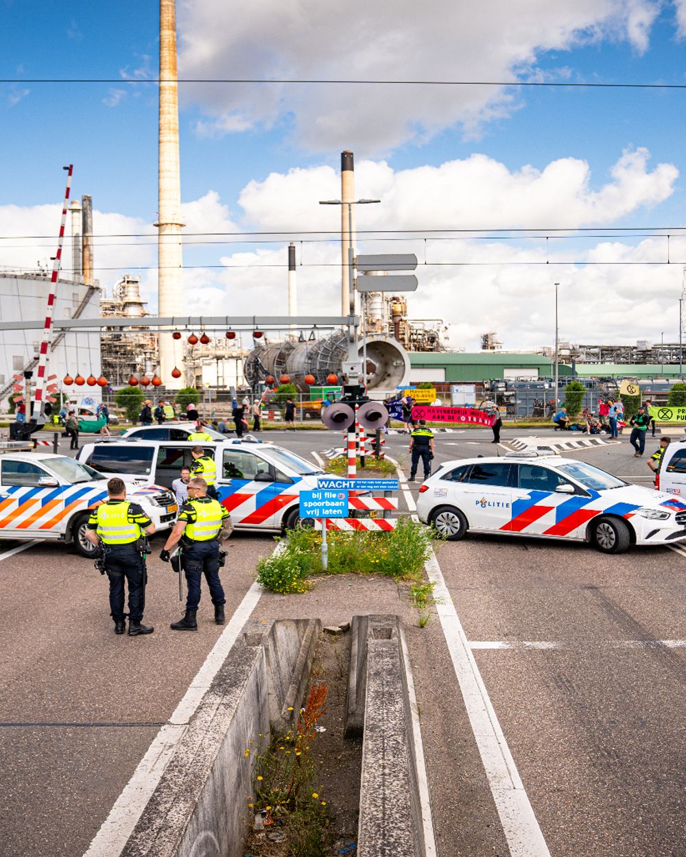 Extinction Rebellion weggestuurd bij haven Rotterdam, parallelbaan A15 ...