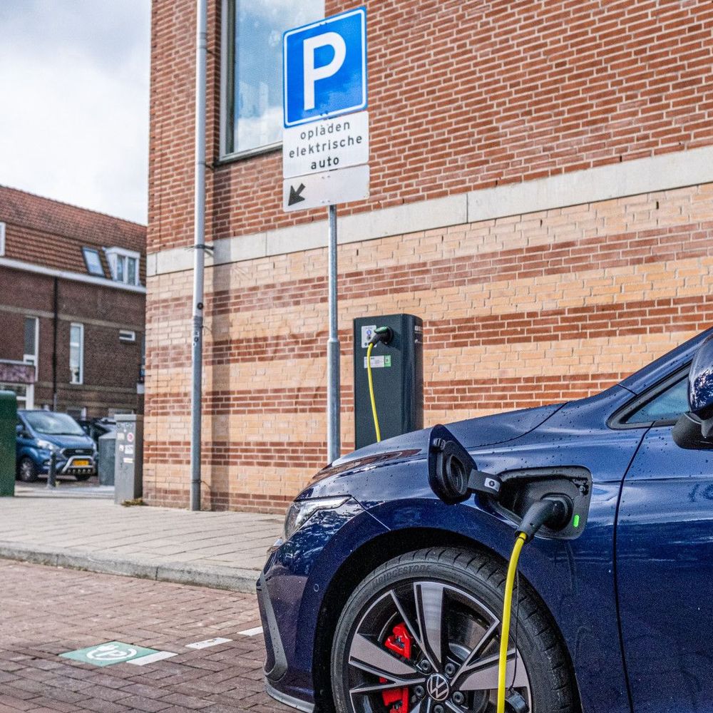Zuid-Holland koploper laadpalen voor elektrische auto's - Omroep West