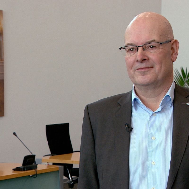 Nieuwe wethouder Sluis Chris Simons gaat niet verhuizen - Omroep Zeeland