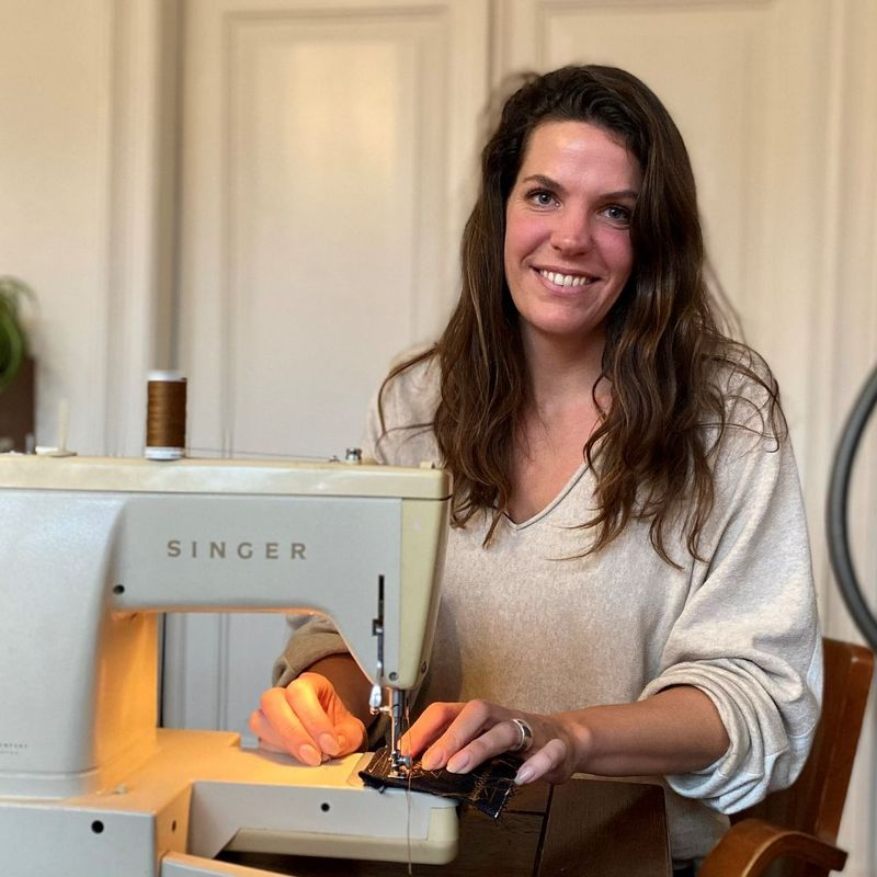 In de winkel is elke broek te kort, dus begint Annerieke (1,85) haar ...