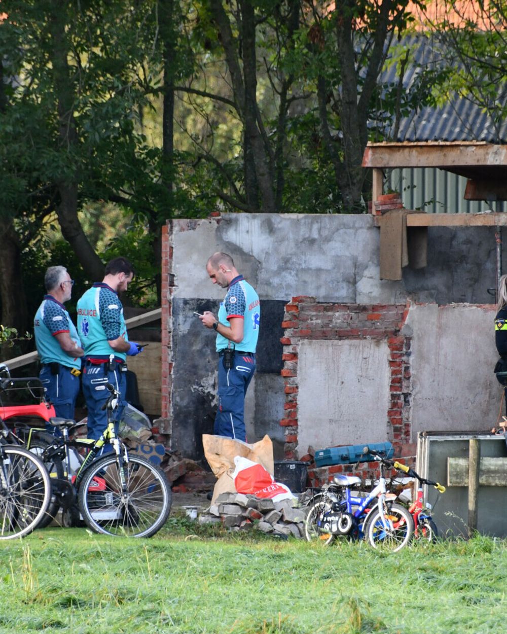 Man valt van dak en raakt gewond - Omroep Zeeland