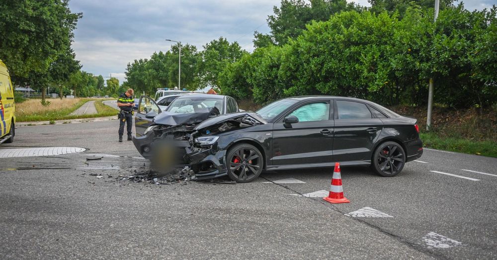 Drie gewonden bij frontale botsing - Omroep Gelderland