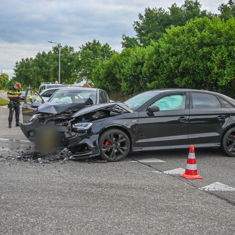 Drie gewonden bij frontale botsing - Omroep Gelderland