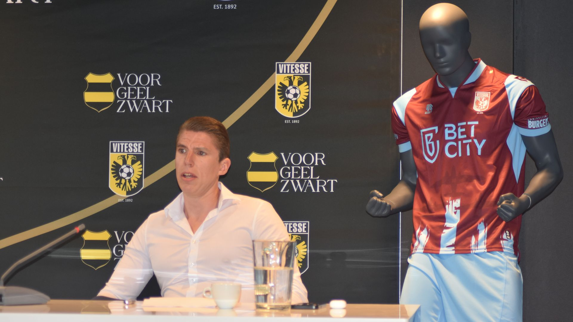 LEES TERUG | Vitesse-directeur Braasch over ontslag Van den Brom, de ...