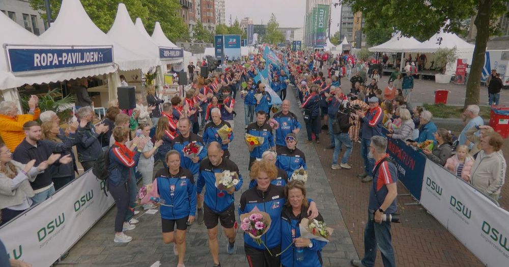 Erehaag en muziek als laatste team over de finish van de Roparun komt - Rijnmond