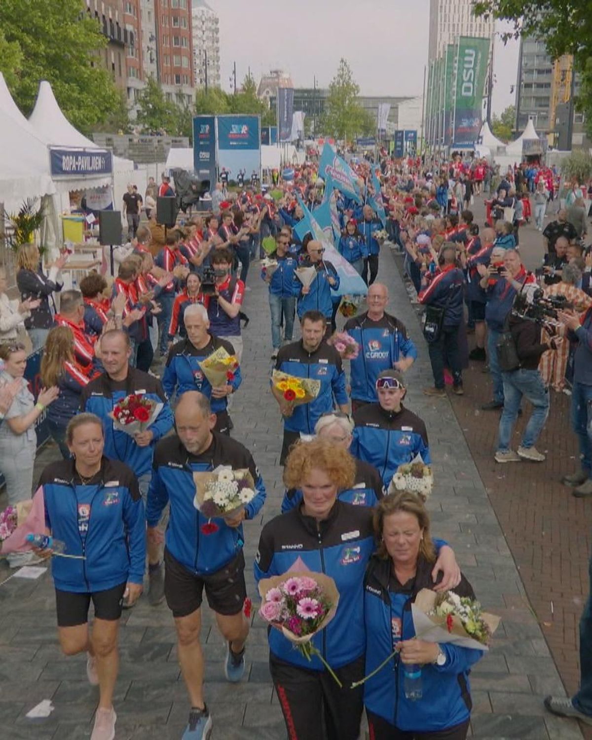 Erehaag en muziek als laatste team over de finish van de Roparun komt ...