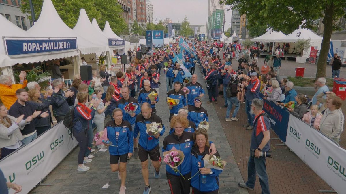 Erehaag en muziek als laatste team over de finish van de Roparun komt ...