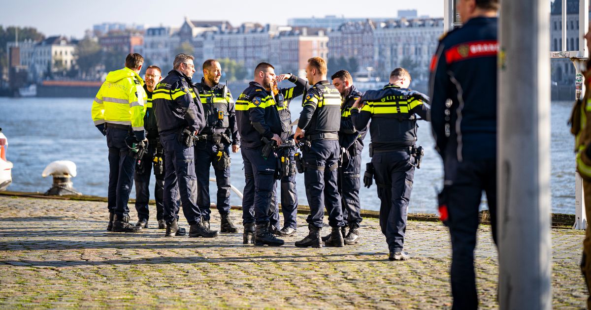 Voorbijganger ziet levenloos lichaam in water drijven - Rijnmond