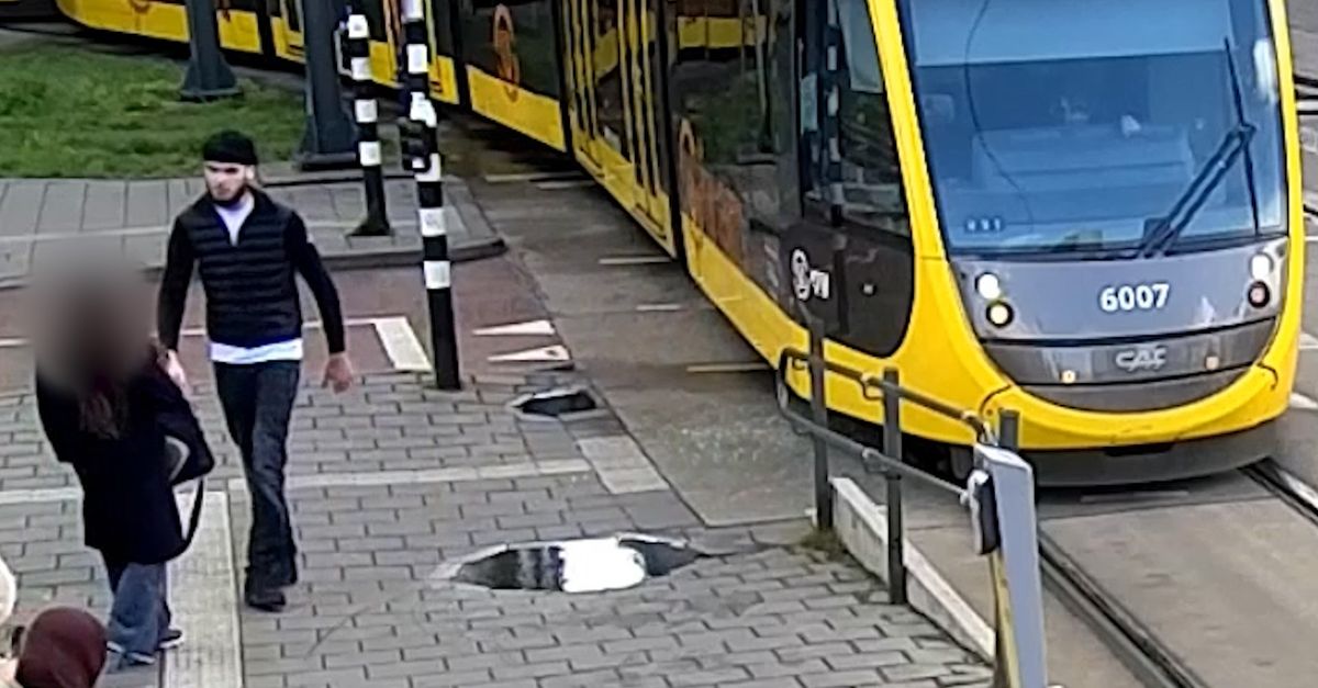 Agressieve vandaal belaagt tram en bestuurder - RTV Utrecht