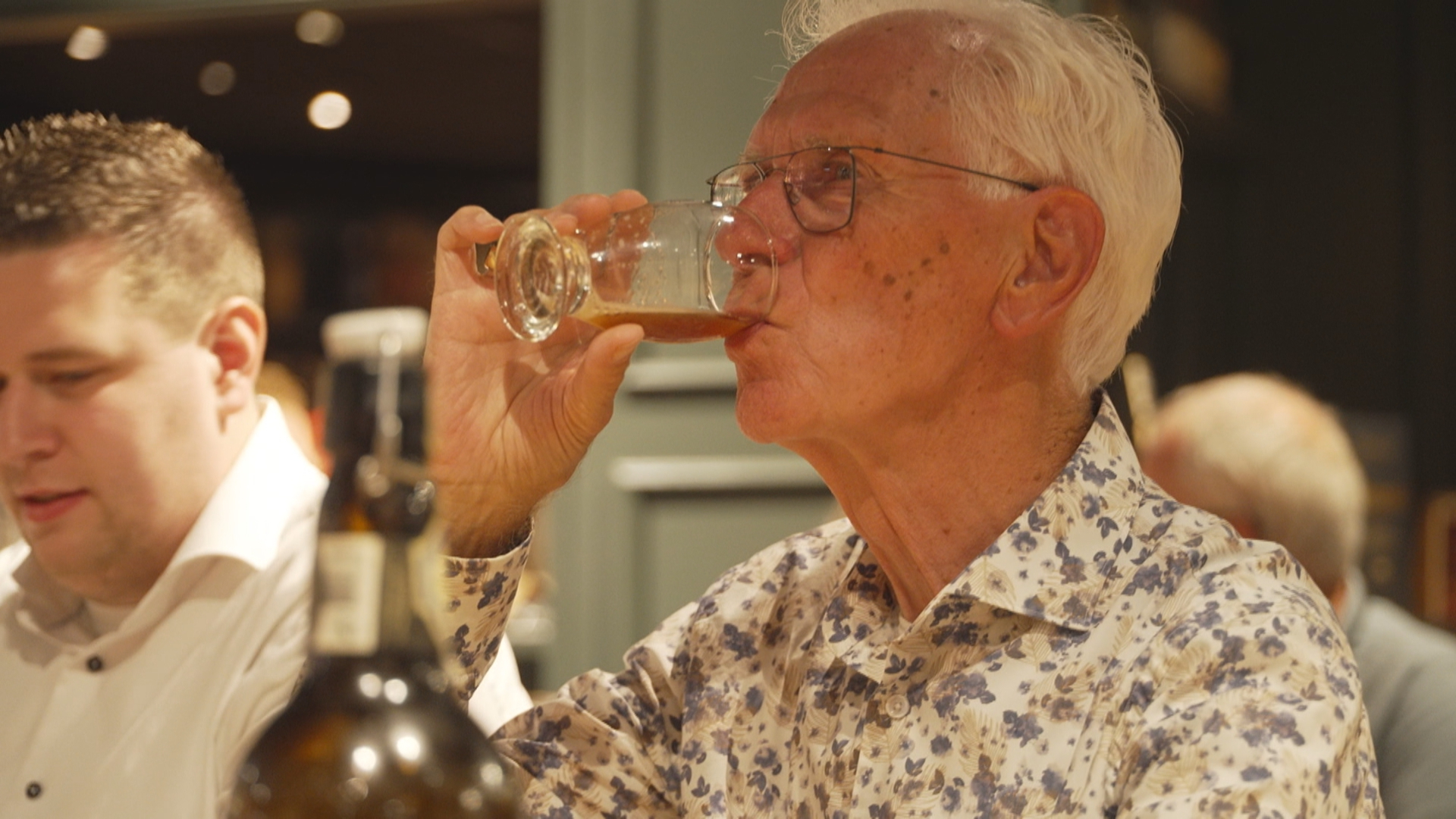 Bier drinken dat al jaren over datum is? "Benieuwd of dit biertje uit ...